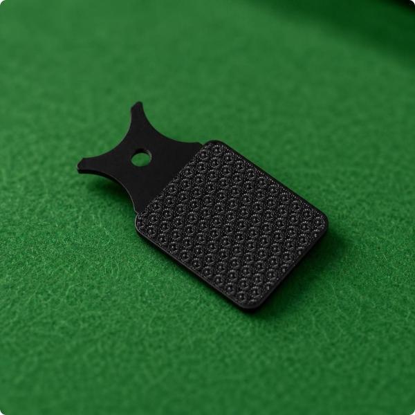 【製品概要】: 携帯性にブラックカラーのコンパクトなビリヤードキューメンテナンスツールです。ポケットに収まるフラットな形状で、角が丸く設計された持ち運びに便利なデザインを採用しています。【主な機能】: 粗削り、細削り、そしてR値測定の3つの...