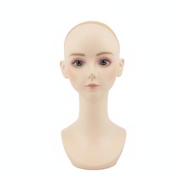 【製品概要】: 滑らかなつや消しベージュ仕上げが特徴の、女性の頭部および首元を模したウィッグ用マネキンヘッドです。【機能】: 頭頂部にフィット感のあるメッシュ製ウィッグキャップバンドを備えており、カットウィッグやヘアピースを滑らせずにしっか...