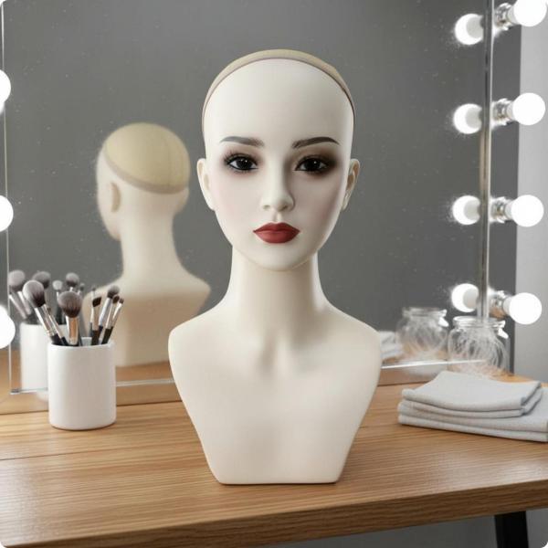 【製品カテゴリ】: リアル風のマネキンヘッドとして、ウィッグやヘアアクセサリーの見せ方を整えやすい頭部スタンドです。店舗の陳列や雑貨コーナーの演出にも使いやすく、置くだけで商品を見やすくまとめられます。【用途】: 撮影用頭部トルソーとして、...