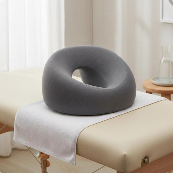【高品質な素材】: 柔らかく肌触りの良いポリエステル綿のカバーと、体圧を分散する高品質な低反発メモリーフォームを採用したリラックス用品です。【人間工学設計】: 顔の形にフィットする3D立体構造を採用しており、長時間の施術でも快適に過ごせるう...