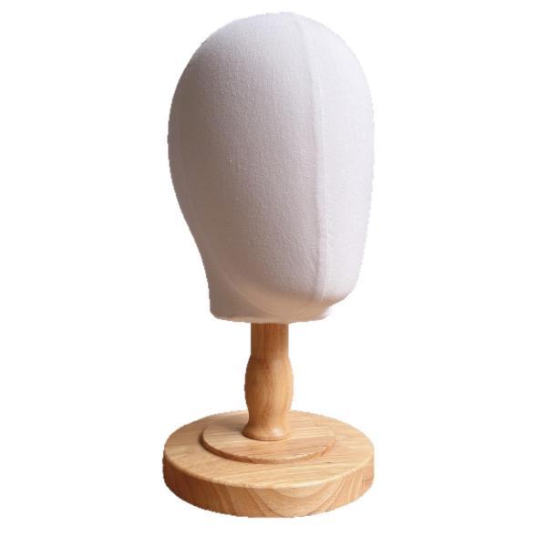 【基本仕様】: 白い布地で覆われたポリウレタン製のマネキンヘッドと、温かみのある木の台座を組み合わせた、シンプルで洗練されたデザインのディスプレイ用頭部モデルです。【機能】: 表面の布地の下はピンが刺せる仕様になっており、ウィッグやヘアピー...