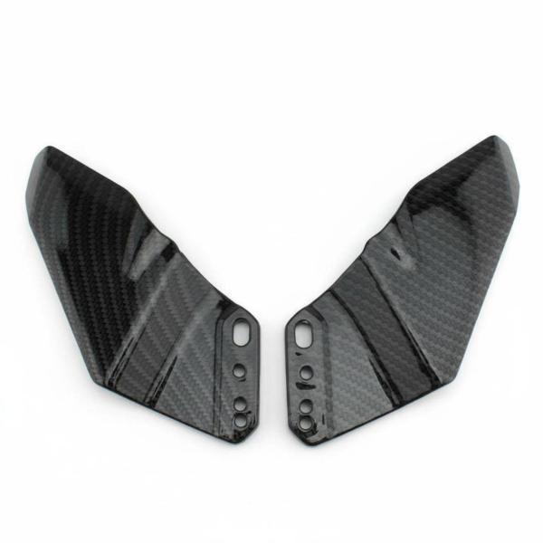 【基本構成】: バイク用品として使える、左右一対のウイングレットカウルです。左用と右用の2点がそろった構成で、車体外装の印象を整えやすいカウルパーツです。【取付性】: 取付穴付きで、装着位置の合わせやすさに配慮された作りです。複数の取り付け...