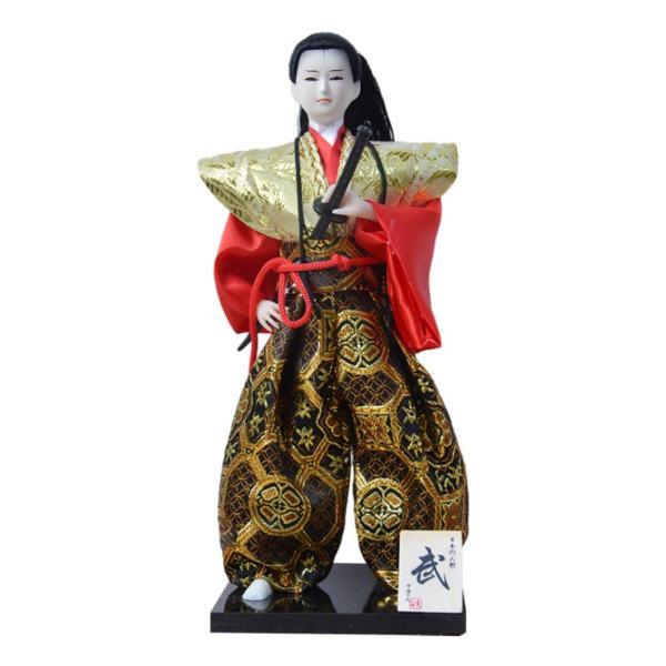 【和風置物】: 伝統的な和風デザインを取り入れた侍フィギュア士人形で、店内や和室に置くだけで空間に落ち着いた存在感を添えます。【手作り仕上げ】: 布地を使った和装人形として一体ずつ丁寧に仕上げられており、衣装の色柄や姿勢に手仕事ならではの個...