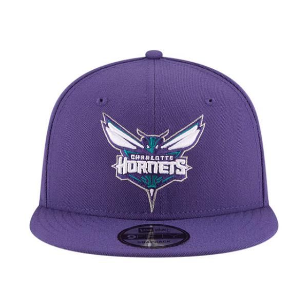 サイズ調整可能な為男性(メンズ)、女性(レディース)問わず着用出来るアイテムです。ニューエラの人気モデル9FIFTY スナップバックキャップです。NBA(バスケットボール)のチームロゴを刺繍したモデルです。バイザー(ツバ)裏はトレンドのグレ...