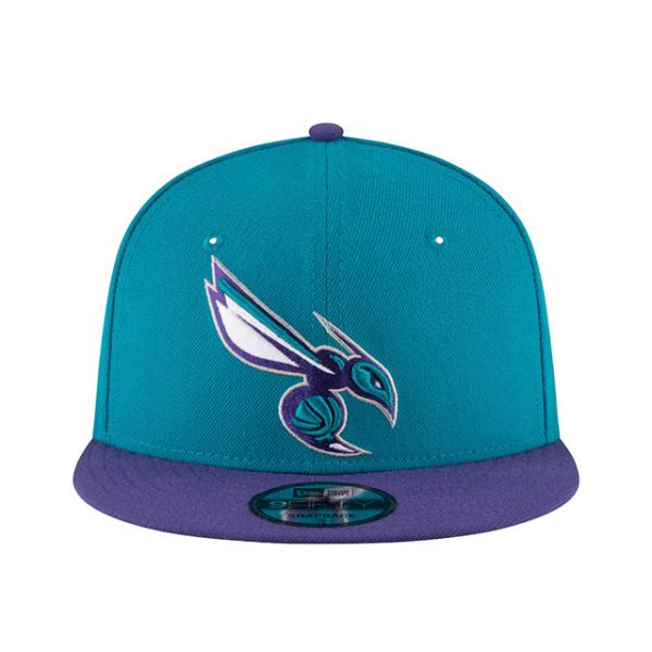 サイズ調整可能な為男性(メンズ)、女性(レディース)問わず着用出来るアイテムです。ニューエラの人気モデル9FIFTY スナップバックキャップです。NBA(バスケットボール)のチームロゴを刺繍したモデルです。バイザー(ツバ)裏はトレンドのグレ...