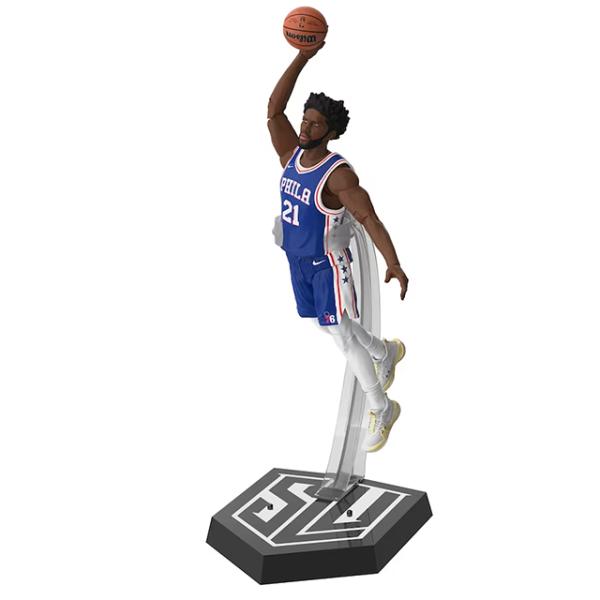 アメリカの玩具メーカー HASBRO社のNBA フィギュアになります。こちらフィラデルフィア 76ERSのエース、ジョエル エンビードモデルになります。手足、首、腰まで動きますので好きなポーズで飾れます。色んな選手を部屋に並べたくなる逸品で...