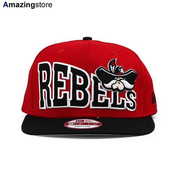 【海外正規店並行輸入商品】 サイズ調整可能な為男性(メンズ)、女性(レディース)問わず着用出来る帽子です。ニューエラの人気モデル9FIFTY スナップバックキャップです。NCAA(カレッジ)のチームロゴと大学名を流れるようなデザインで刺繍し...