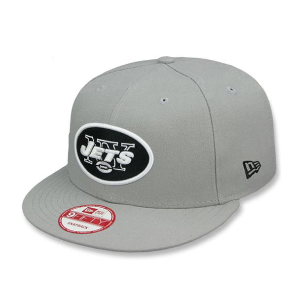 【海外正規店並行輸入商品】 サイズ調整可能な為男性(メンズ)、女性(レディース)問わず着用出来るアイテムです。ニューエラの人気モデル9FIFTY スナップバックキャップです。NFL(アメリカンフットボール)のチームロゴを刺繍したモデルです。...