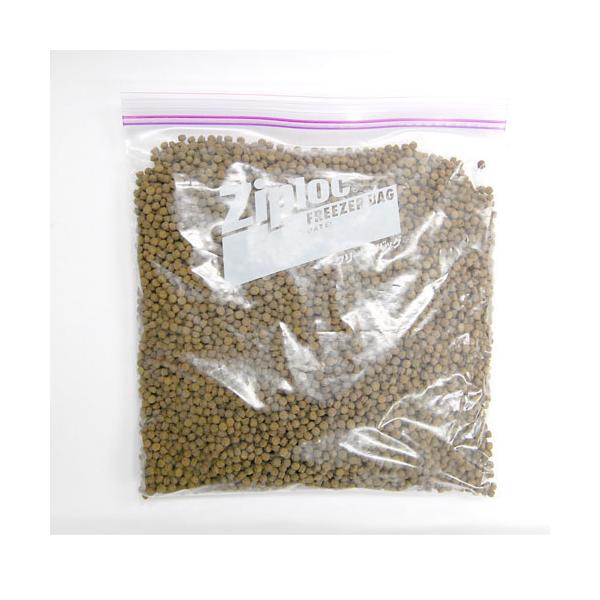 日清丸紅飼料「おとひめ EP5」1kg です。品質保持のため、ジップロックに乾燥剤を入れ冷蔵庫で保存しております。主にタイ用の海産種苗飼料ですが、金魚と相性が良く、好成績の報告が多いのが「おとひめ」です。消化吸収の良いタンパクと活力を向上さ...