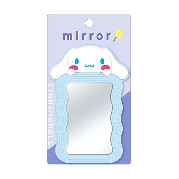 サンリオキャラクターシナモロールグッズ定番アイテム手鏡ウェーブミラーラバーダイカットミラー持ち手部分がなみなみで上にはドラえもんのお顔■サイズ：約H135×W70×D6mm■素材本体：ラバー 鏡：ガラス日本国内限定販売ライセンス著作：藤子プ...