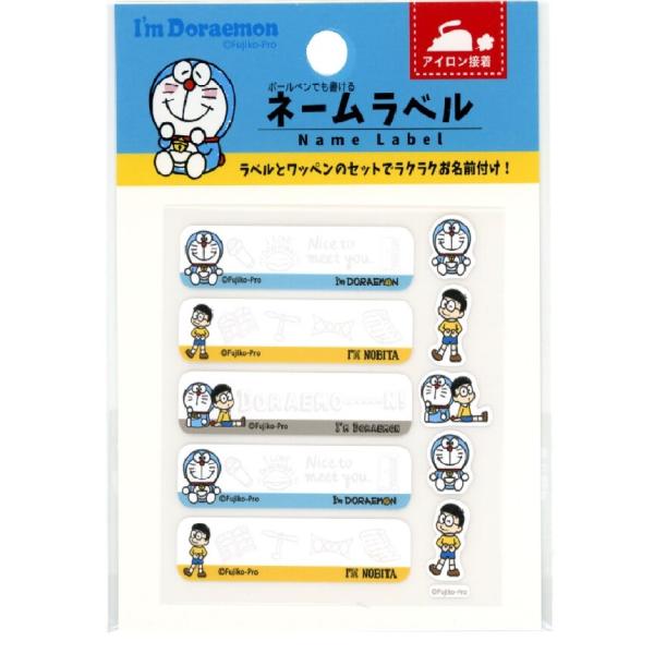 大人気キャラクタードラえもんとサンリオのコラボI'mDoraemonアイロンで付けられるネームラベル持ち物や体操服などにお名前ラベル目印用のワッペン付きです■サイズ：70×74×1mm■素材：表面…ポリウレタン接着面…コポリエステル剥離シー...