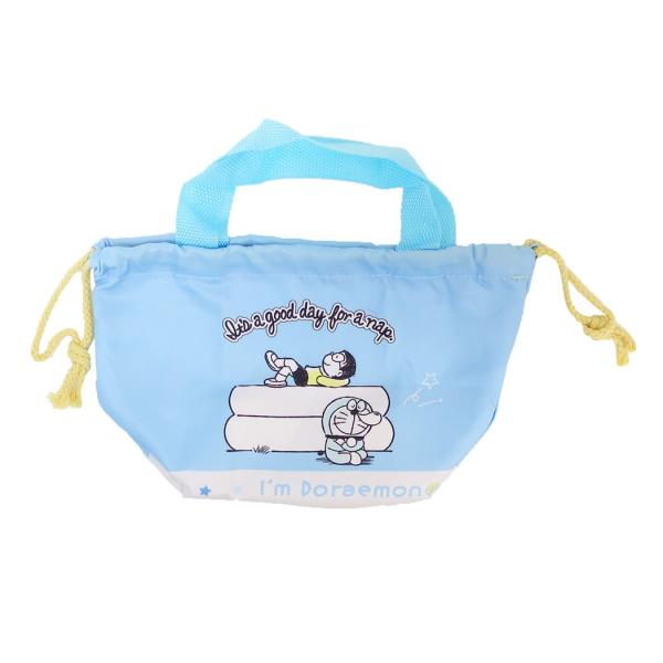 ドラえもんグッズサンリオとドラえもんのコラボアイムドラえもん巾着袋 マチ付きマチが12cmランチバッグとしてお弁当箱を入れるのに最適コスメや小物入れとしても様々な用途でお使い頂けます持ち手がありトートの感覚で使う事も巾着の紐を縛って使う事も...