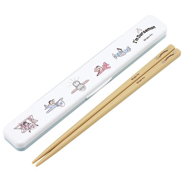 大人気キャラクタードラえもんとサンリオのコラボI'mDoraemonドラえもんグッズカチャカチャ音が鳴りにくい箸箱とお箸18cmのセット銀イオン配合の抗菌仕様ケースは横開きでお箸をスリムに収納ケースは防音クッション付きでカチャカチャという音...
