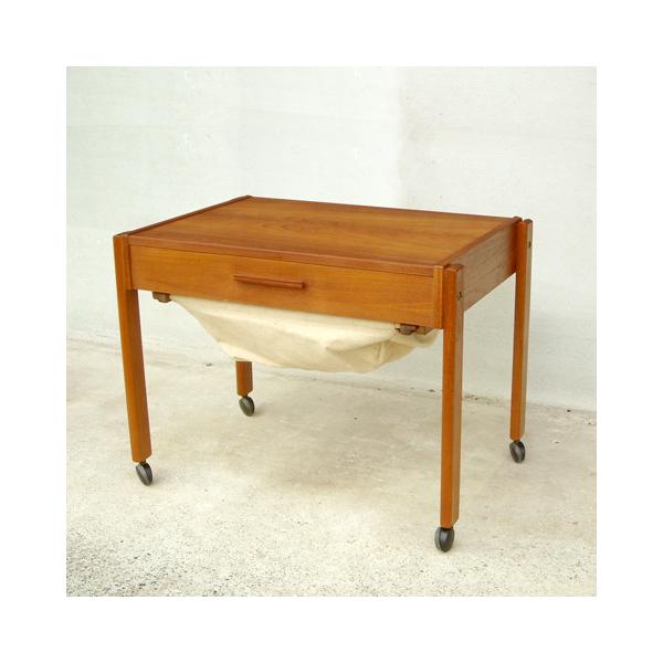 北欧アンティークのソーイングテーブル。裁縫用品を収納しながら作業できるワゴンテーブルです。意外といろんな場面で活躍してくれそうです。