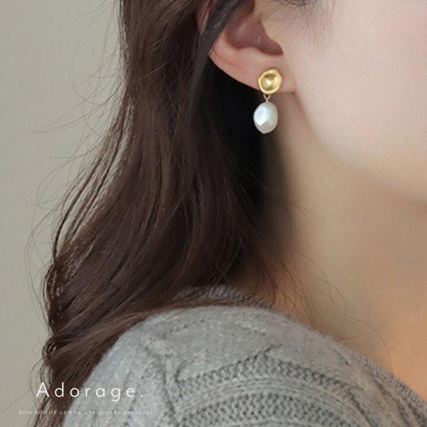◆FEATURESいびつな形のゴールドモチーフとバロック風パールのバランスが存在感抜群なピアス。パールは動くたびに揺れるのでお顔周りを華やかな印象にしてくれます。◆素材本体:樹脂パール＋銅ポスト:925シルバーキャッチ:樹脂+サージカルステ...