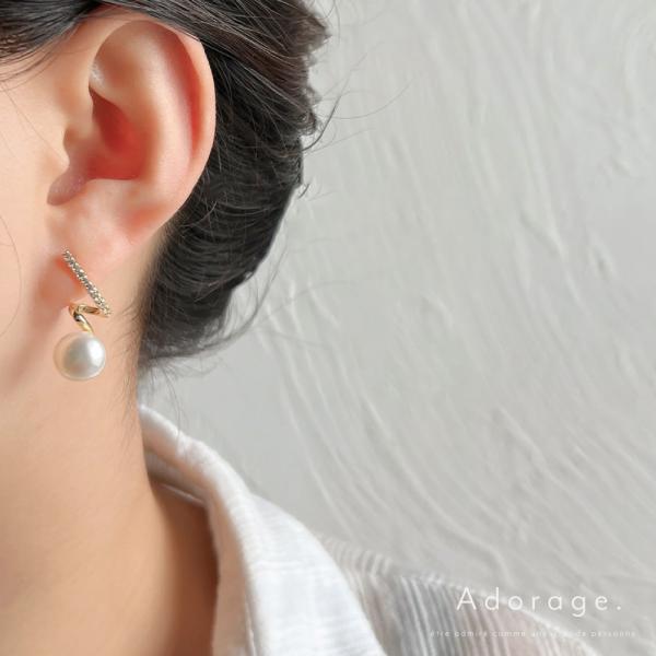 ◆FEATURESひねり形のゴールド＆ジルコニアモチーフとパールのバランスが存在感抜群なピアス。パールは動くたびに揺れるのでお顔周りを華やかな印象にしてくれます。◆素材本体:樹脂パール＋銅＋ジルコニア(人工石)ポスト:925シルバーキャッチ...