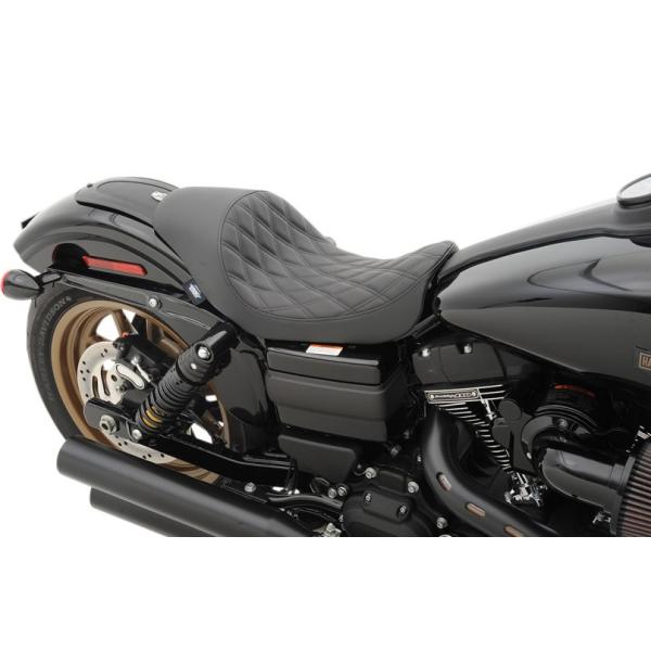 ■Diamond stitch■2006〜17年ダイナモデルに適合■サイズ:シート幅266m シートの厚み38mm■備考・一部車両はフェンダー穴開け要加工■DRAG Specialties(ドラッグスペシャリティーズ)製■ハーレー　ダイナ用...