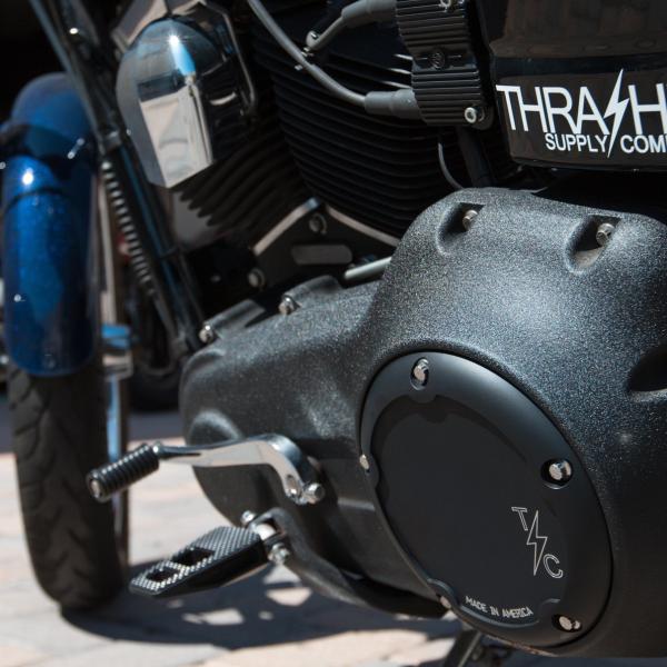 ■適合 2016年以降ツーリング、トライクモデル、2015年FLHTCUL、FLHTKLに適合■カラー ブラック■セット内容 ガスケット付き■メーカー THRASHIN SUPPLY(スラッシンサプライ)ハーレー カスタムパーツ / ダービ...