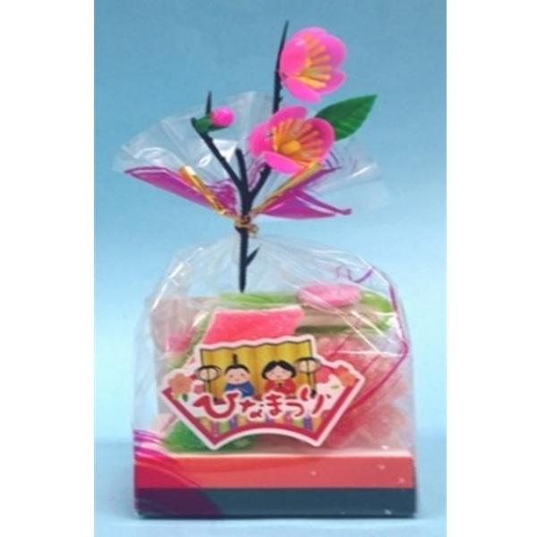 巾着の袋にひなまつりをイメージした半生菓子を詰め、桃の花を飾りました。お雛様の飾りや手土産にも人気の商品です。供物・季節商品・お彼岸・お供え菓子・京菓子・イベント・催事などに最適です。イベント・催事などの景品にも※画像はあくまで参考画像とな...