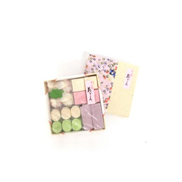 和紙でつくった手のひらサイズの千代箱に、日本の四季を詰めました。やさしいパステルカラーと、和三盆という高級砂糖でかたどられた細かな細工菓子が、京都らし一品です。高級砂糖「和三盆糖」を100％使っているので、お口の中でさらっと溶けて、上品な ...