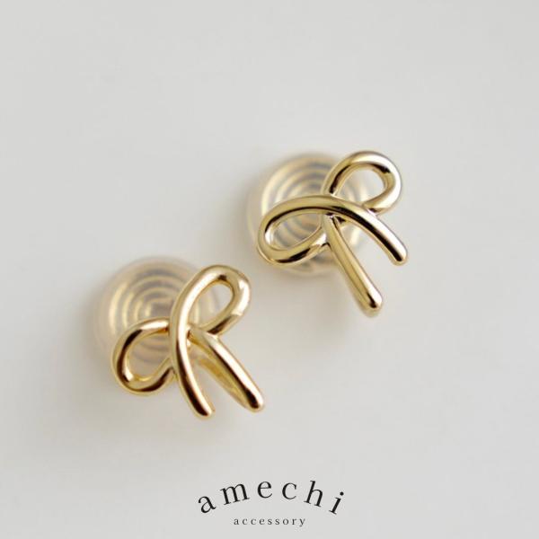 リボンモチーフが可愛らしいイヤリングです。普段使いしやすいサイズ感で、コーディネートにプラスすることで女性らしさを演出してくれます。タイプ：イヤリングカラー：ゴールドサイズ：縦 約1.2cm × 横 約1.2cm重さ：約1.0g素材：合金商...