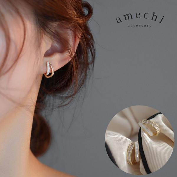 ホワイトのラインとキラキラと輝くジルコニアが美しいイヤリングです。上品で女性らしいデザインは、耳元を華やかにしてくれます。タイプ：イヤリングカラー：ゴールドサイズ：縦 約1.4cm × 横 約0.6cm重さ：約1.2g素材：合金、ジルコニア...