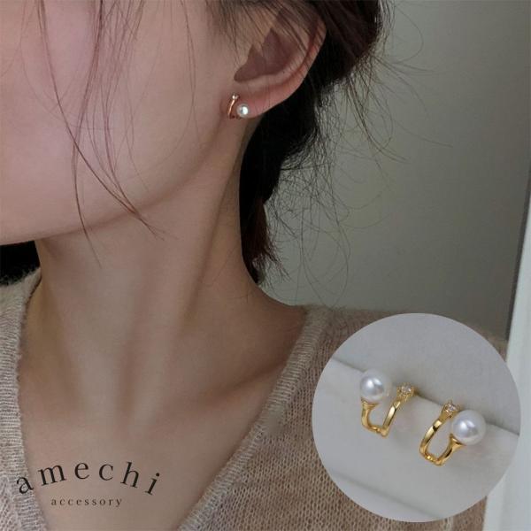 小さなジルコニアを施したフープ風のラインに一粒のパールを添えた上品なイヤリングです。控えめで女性らしいデザインは、耳元を華やかに演出してくれます。タイプ：イヤリングカラー：ゴールドサイズ：縦 約1cm × 横 約1cm重さ：約1.2g素材：...