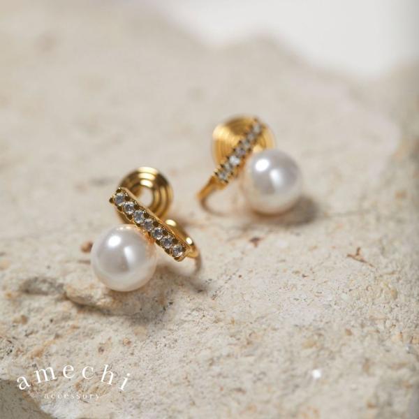 艶めく一粒パールとジルコニアが美しいイヤリング。程よいサイズ感で、女性らしく上品な雰囲気を演出してくれます。タイプ：イヤリングカラー：ゴールドサイズ：縦 約1.1cm × 横 約1.0cm重さ：約1.6g素材：銅、ジルコニア、フェイクパール...