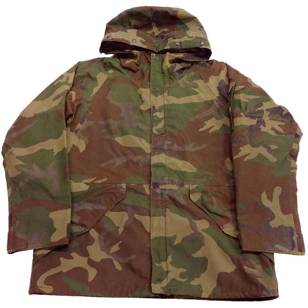 US ARMY ECWCS Gen1 ゴアテックスカモパーカー3素材表生地100％ ナイロン(ゴアテックス)裏生地100％ナイロンサイズ M胸回り122cm着丈77cm袖丈87cm(ラグランスリーブ)※サイズは計り方により多少異なります。ご...