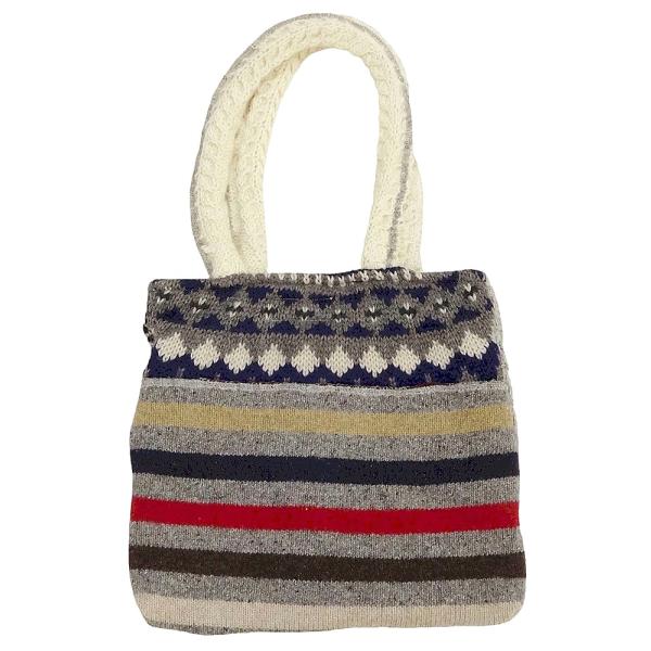 (並行輸入品)生産国：アメリカ100％ RECYCLE SWEATER WOOLサイズ：たてXよこ　34X36cmUSED、デッドストックのニット製品をリメイクした商品。手作りのため出来具合が不揃いです、ご理解の上ご購入ください。