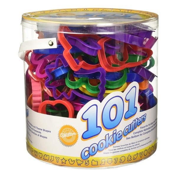 プラスチック製のクッキー型が101個入ったセットです。動物、スポーツ、アメリカのホリデー（クリスマス、イースター、ハロウィーン）をテーマにした形やアルファベット、数字などのクッキー型が入っていますので、季節や行事によって使い分けることができ...