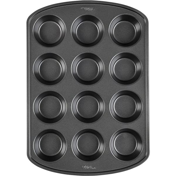 ウィルトン Wilton12カップケーキ焼き型です。12カップの型でマフィンまたはカップケーキを焼く事ができます。スチール製でノンスティックで簡単にクリーニングできます。寸法は26.6 x 38.1cm、穴のサイズは直径5cm x 3.2c...