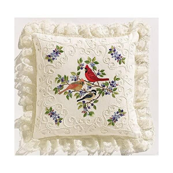 非常に詳細で、実生活と同じくらい愛らしい、このオスとメスのチカディーの枢機卿は、熟した甘いブルーベリーを味わっています。エレノア・エンゲルは、この美しいキャンドルウィック刺?枕のデザイナーです。おおよそのサイズ : 26.9 x 21.1 ...