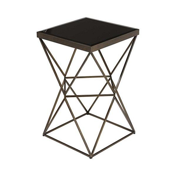 Uttermostのテーブルは、プレミアム品質の素材とユニークなハイスタイルのデザインを組み合わせています。アンティークブロンズのケージフレーム、斜角の黒い強化ガラストップを備えた仕上げスチール。高度な製品エンジニアリングとパッケージングの...