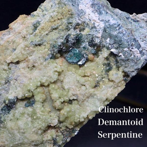 ★３２８００円から１５％割引中！！★【デマントイド / Demantoid】【クリノクロア / Clinochlore】ガーネットグループい属するデマントイド渋いグリーンの結晶です。全体がキラキラとした結晶ぞろいですが、中に濃く深く輝くグリ...