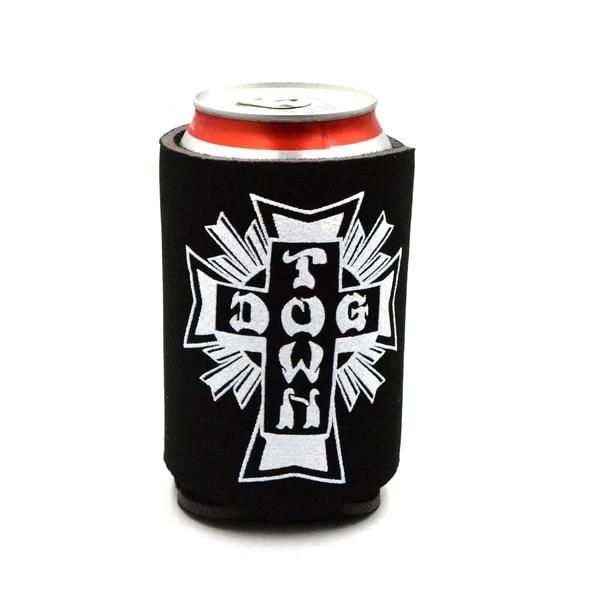 ■商品説明「DOGTOWN」70年代にアメリカ西海岸のベニスビーチでブランドをスタート。世界中のスケーターから支持を集めています。ドッグタウンのクージーですクロスロゴ、クロスボーンの定番デザイン。350ml缶用。ステッカーが付属します。■素...