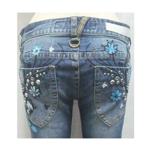 レディース　レッドペッパー　ブーツカットジーンズ 股上は浅いです脚長に見せるブーツカット 後ろには　ブルーのバタフライ刺繍ブルーのラインストーンと　鋲がアクセント前左ポケットには　文字刺繍入り28インチ（L寸相当）　実寸ウェスト78 丈82...