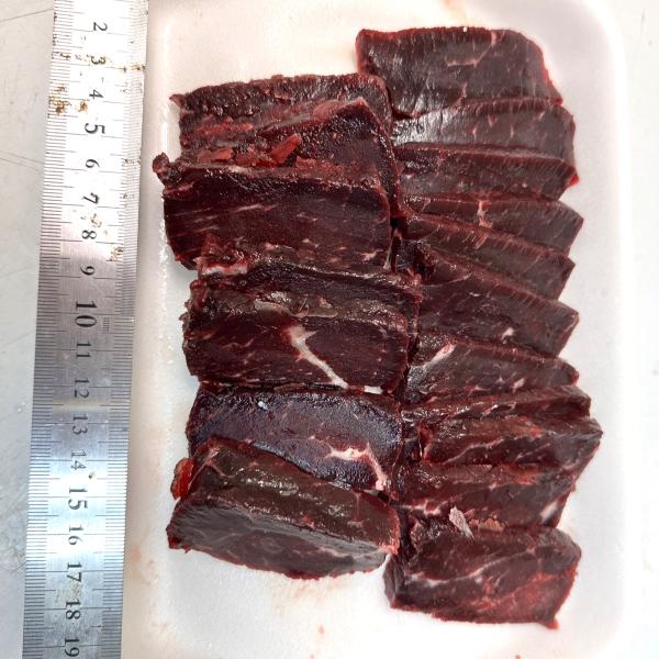 　ニタリ鯨は、ナガスクジラ科に属するヒゲクジラで、全長約12〜14mの大型クジラです。イワシクジラに似ていることから名付けられ、日本では高知県土佐湾などで定住傾向が見られ、食用として刺身や「はりはり鍋」などで親しまれる高級食材でもあります。...
