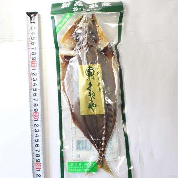 世界で5番目に臭いと言われる日本を代表する珍味です。世界的に有名な新島産の本格物。長さ約30cm前後、幅10cm前後です。【内容量】　一枚約200ｇ前後【原材料】　青むろあじ　くさや液(塩を含む)【原産地】　新島【賞味期限】(開封前)冷蔵庫...