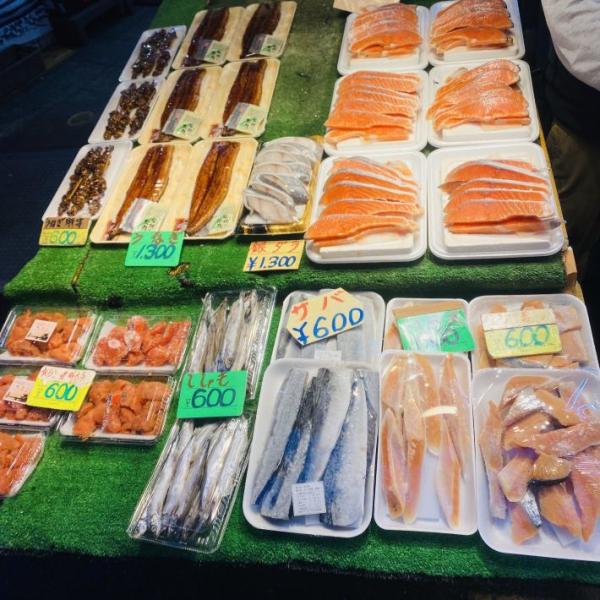 　三代目古川賢治が定番ではないその時のお得な商品等を都度セレクトした詰め合わせセットです！現在店頭のみ販売中の商品等も入ることもが多いです!店頭限定販売商品は少量廉価に入荷する掘り出し物がメインです！当店の目玉商品、鮭切り身は必ず入ります！...