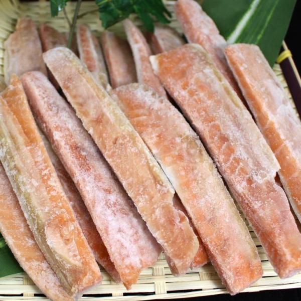 　脂ののってる銀鮭のさらに脂ののってるハラミの部分、刺身でいう大トロの部分です！魚の脂はDHA,EPA豊富、善玉コレステロールと血液の流れが良くなるといわれています！特に鮭は含有量多い！焼き物でも鍋などの煮物でも！！【内容量】　約260ｇ前...