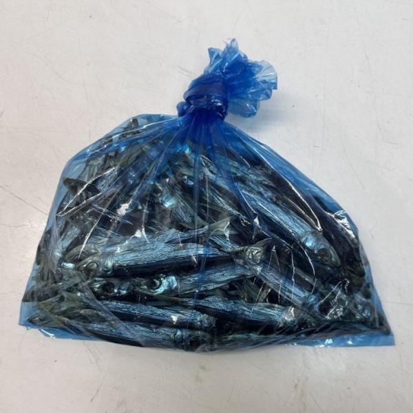 鹿児島産のウルメイワシを冷風乾燥したものです。泣いているように見えることからその名が名づけられました。マイワシやカタクチイワシより乾物に適していると言われています。目を串などで刺すとめざしと言われるので基本同じようなものです。タイトル名の本...