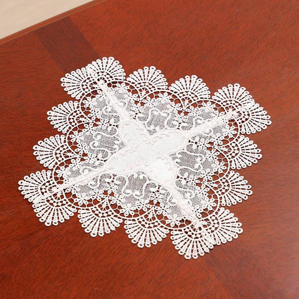 ■デザインコンセプト　上品なギュピールレースが美しいアイテム■商品について　玄関やリビングやダイニングなど様々なお部屋にお花を飾る時、上に置く花瓶や花を邪魔することなく引き立たせることができる便利なアイテムです。　テーブルや家具を保護し、傷...