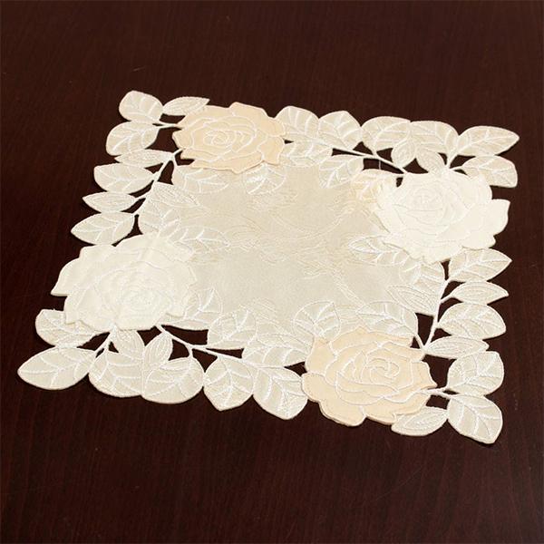 ■デザインコンセプト　刺繍が咲く、上品なワンシーン　コード刺繍ローザフィル シリーズ■商品について　花瓶を置くテーブルや家具を保護し傷が付きにくくする役割も果たしてくれるので、ドイリーを使えばお花を上手に美しく飾りさらにテーブルや家具の表面...