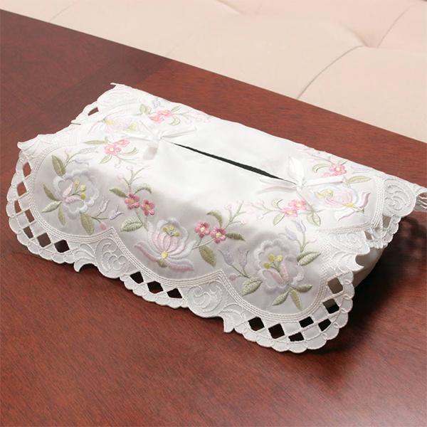 ■デザインコンセプト　ふわりと咲く花々に心が満たされる花柄コード刺繍■商品について　ティッシュボックスにかぶせるだけでお部屋の雰囲気を手軽に変えることができます。　家族が集う安らぎのリビングはもちろん、デスク周りや寝室にもオススメです。　お...