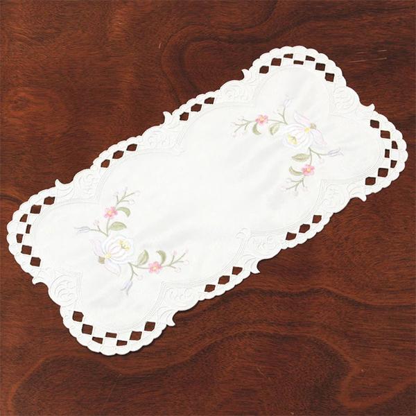 ■デザインコンセプト　ふわりと咲く花々に心が満たされる花柄コード刺繍■商品について　ダイニングテーブルやセンターテーブルはもちろんのこと、サイドボードや下駄箱の上など幅広く活躍する人気アイテムです。　様々な用途にお使いいただけるのでご進物、...