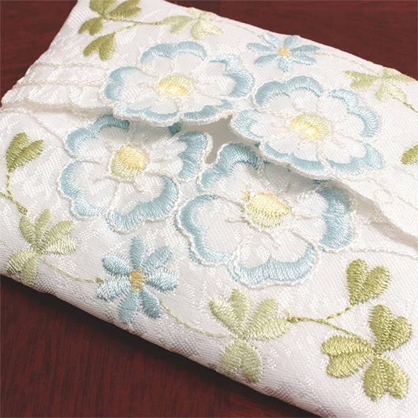 ■デザインコンセプト　ふわりと咲く花々に心が満たされる花柄コード刺繍■商品について　立体的な刺繍とレースの陰影のコントラストが素敵なミニティッシュケース。　ポケットティッシュをオシャレに綺麗に持ち歩けるケースです。■サイズ　約9×12cm■...