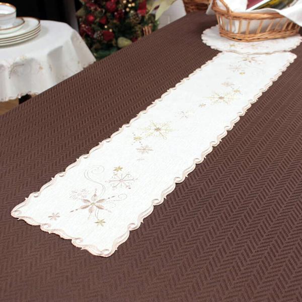 ■デザインコンセプト　雪の結晶をあしらったクリスマス刺繍のテーブルセンター■商品について　雪の結晶を刺繍したテーブルセンターはクリスマスディナーを彩る素敵なテーブルコーディネートにぴったり。　テーブルクロスやコースターと一緒にお使いいただく...