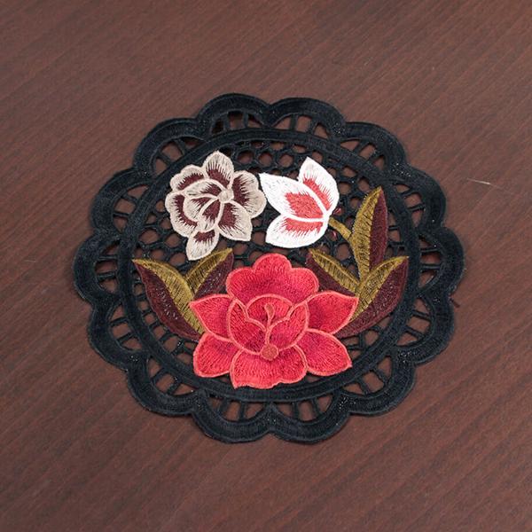 ■デザインコンセプト　存在感ある高密度カラー刺繍レース■商品について　花瓶をはじめオブジェや小物の下に敷くことで、家具などを傷や衝撃から守ってくれ空間を華やかにしてくれます。　サイズは3種類ご用意しています。　用途に併せてお選びください。（...