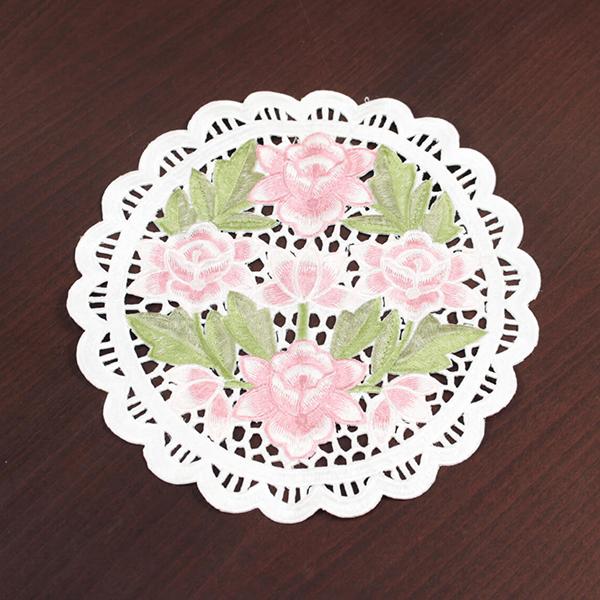 ■デザインコンセプト　存在感ある高密度カラー刺繍レース■商品について　花瓶をはじめオブジェや小物の下に敷くことで、家具などを傷や衝撃から守ってくれ空間を華やかにしてくれます。　サイズは3種類ご用意しています。　用途に併せてお選びください。（...